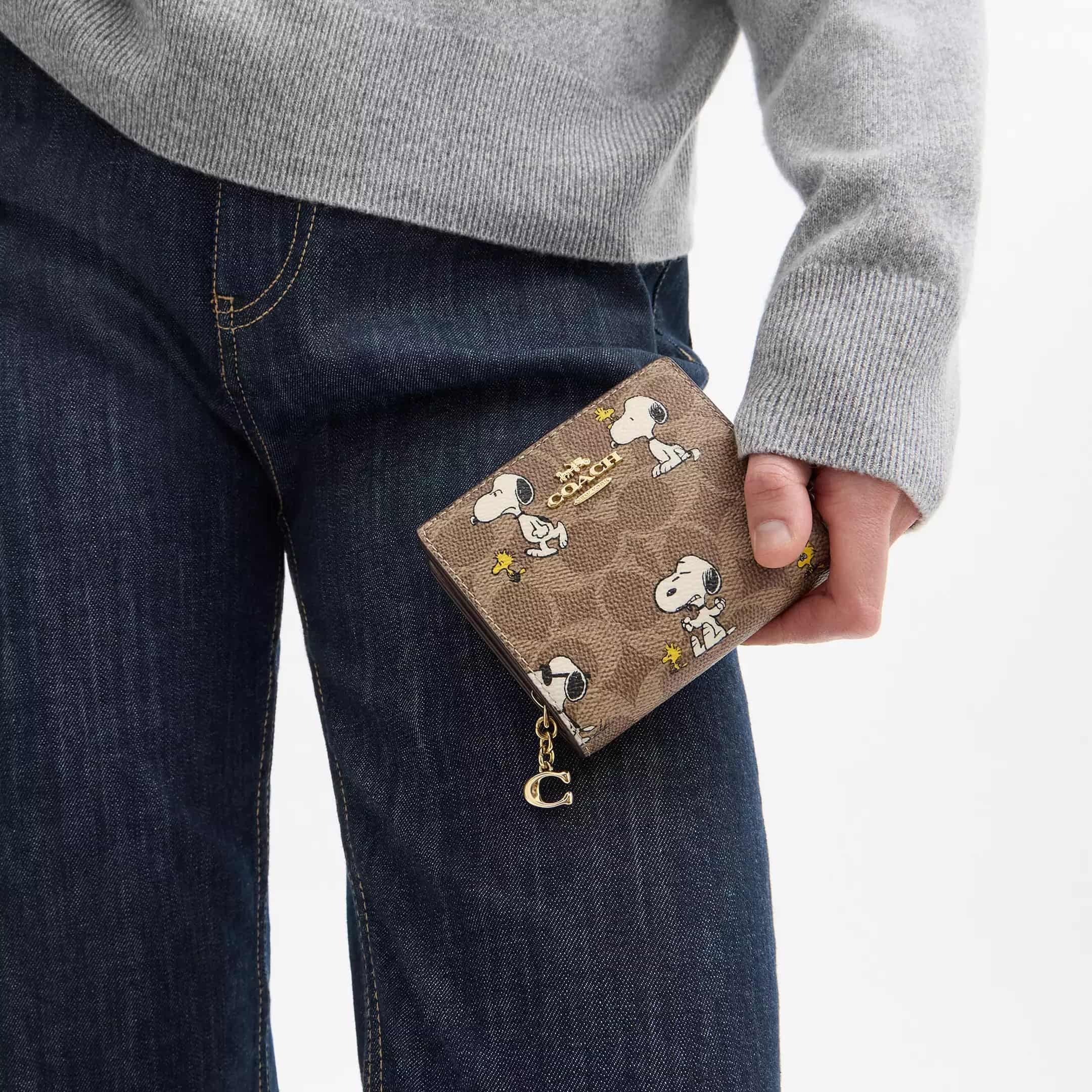 Ví nâu Coach X Peanuts Snap Wallet In Signature Canvas With Snoopy ...